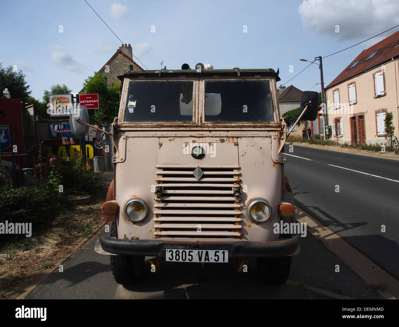 The Renault Galion is a French truck model first produced in the 1950s ...