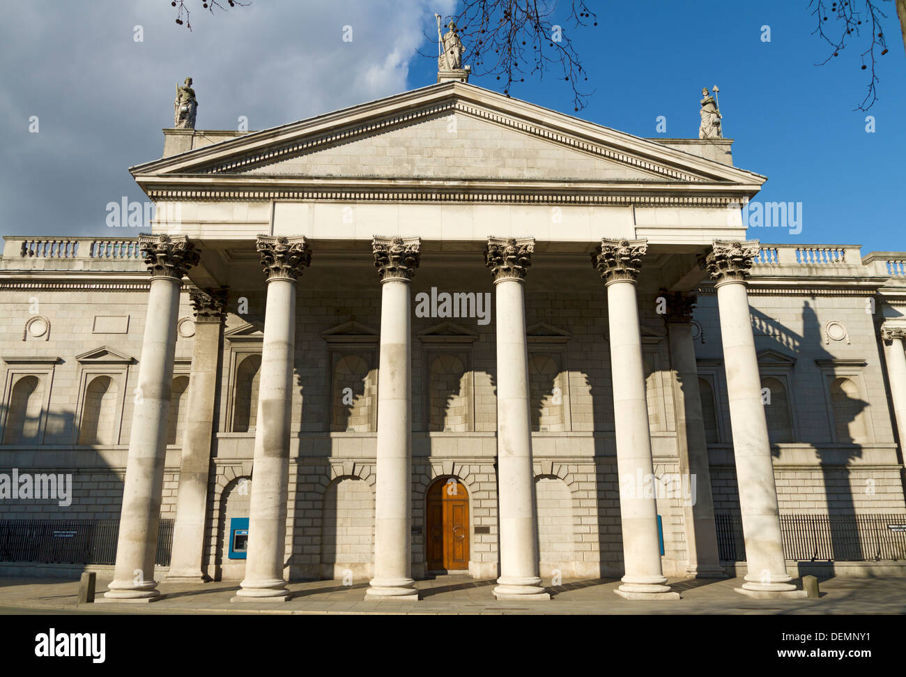 Traditional bank building hi-res stock photography and images - Alamy