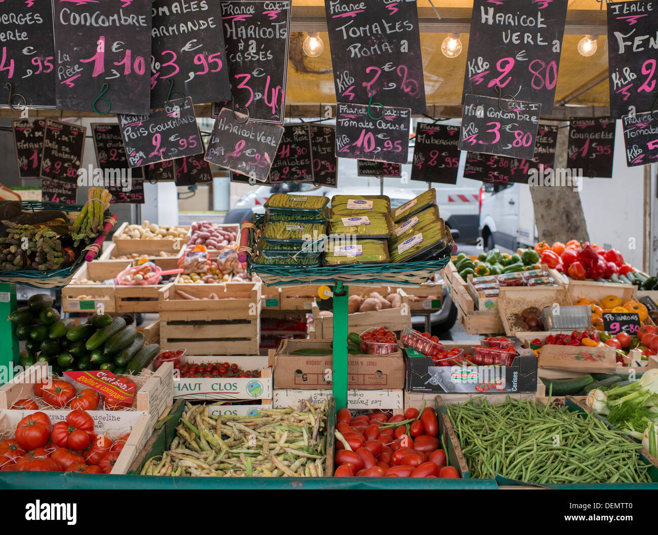 Paris street market hi-res stock photography and images - Alamy