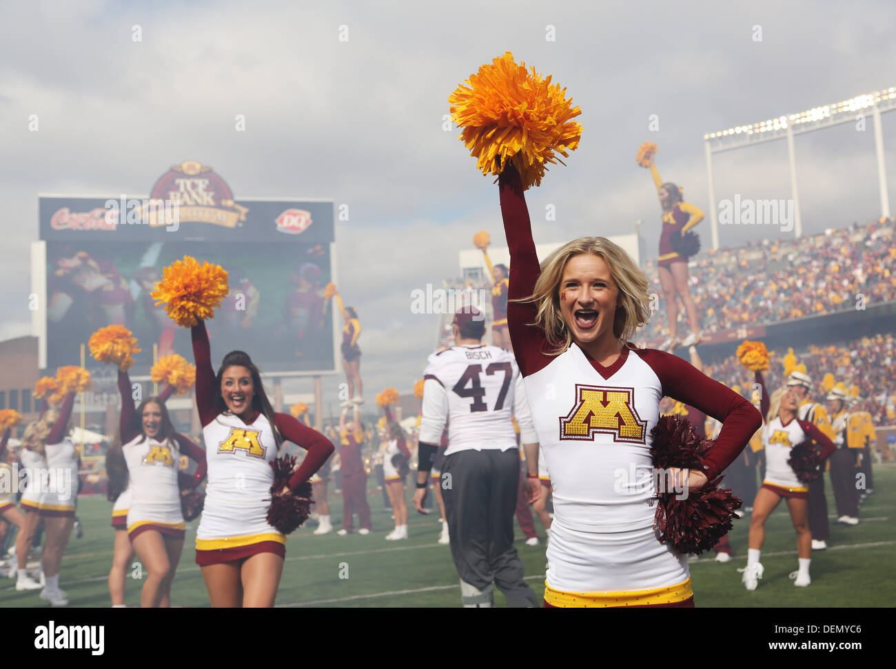 University of minnesota gophers cheerleader hi-res stock photography ...