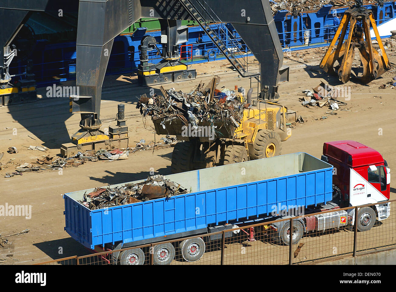 Loading scrap metal on truck hi-res stock photography and images - Alamy