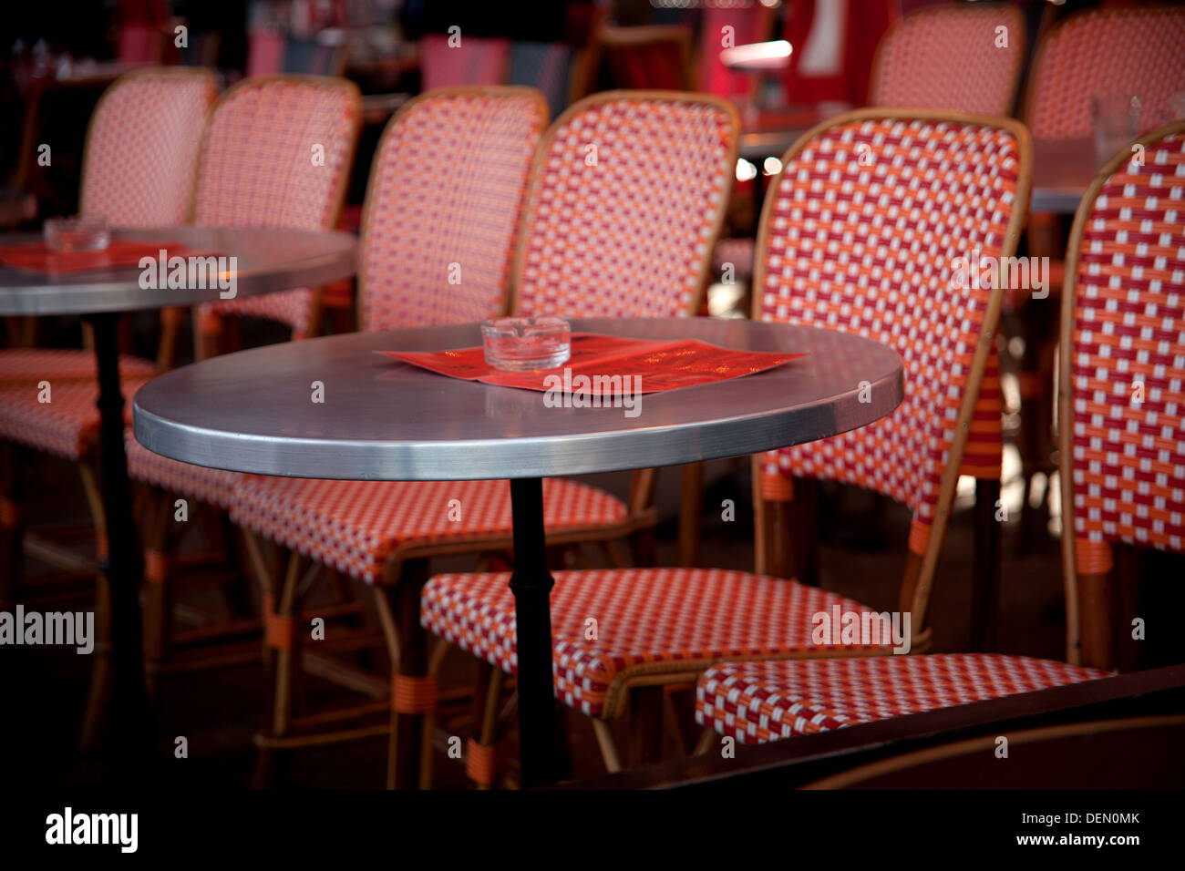 Empty cafe paris hi-res stock photography and images - Alamy