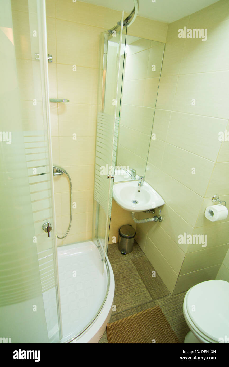 A picture of a sparkling clean bathroom Stock Photo - Alamy