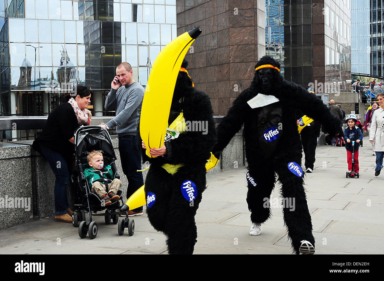 London, UK. 21st Sep, 2013. The Great Gorilla Run takes place in London ...