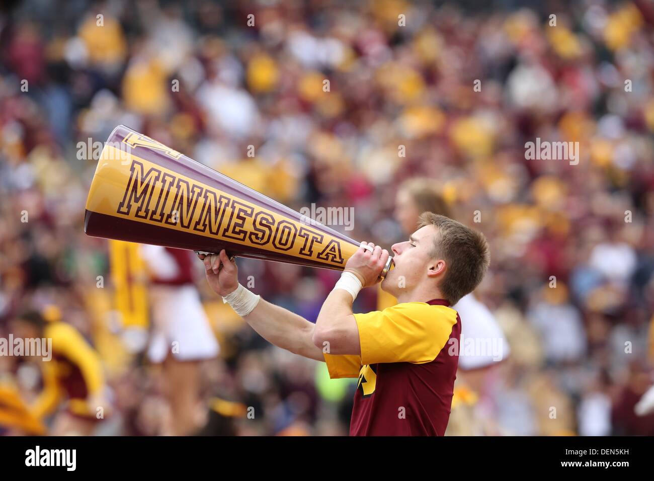 University of minnesota gophers cheerleader hi-res stock photography ...