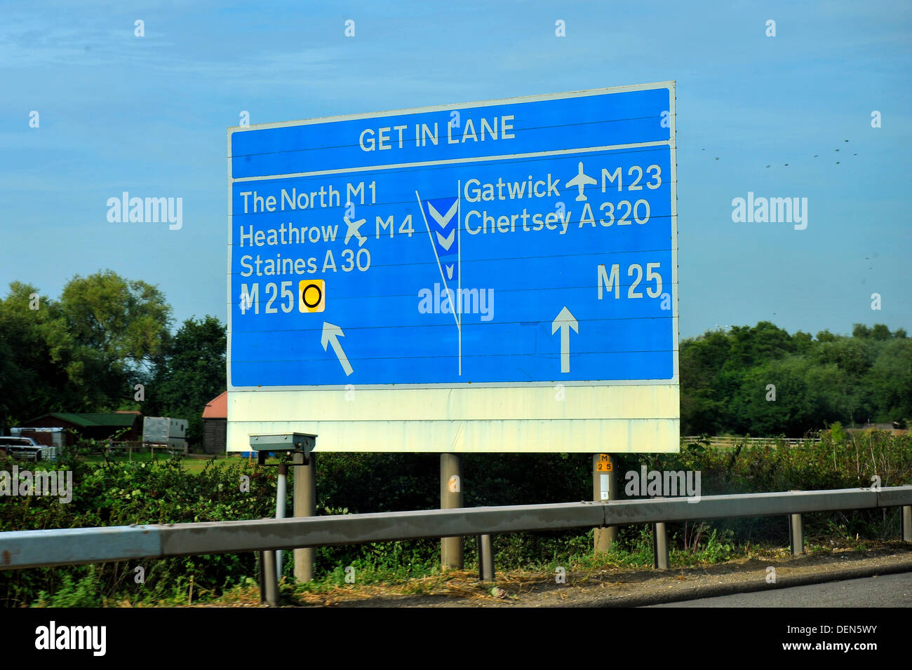 Road sign the m1 london hi-res stock photography and images - Alamy
