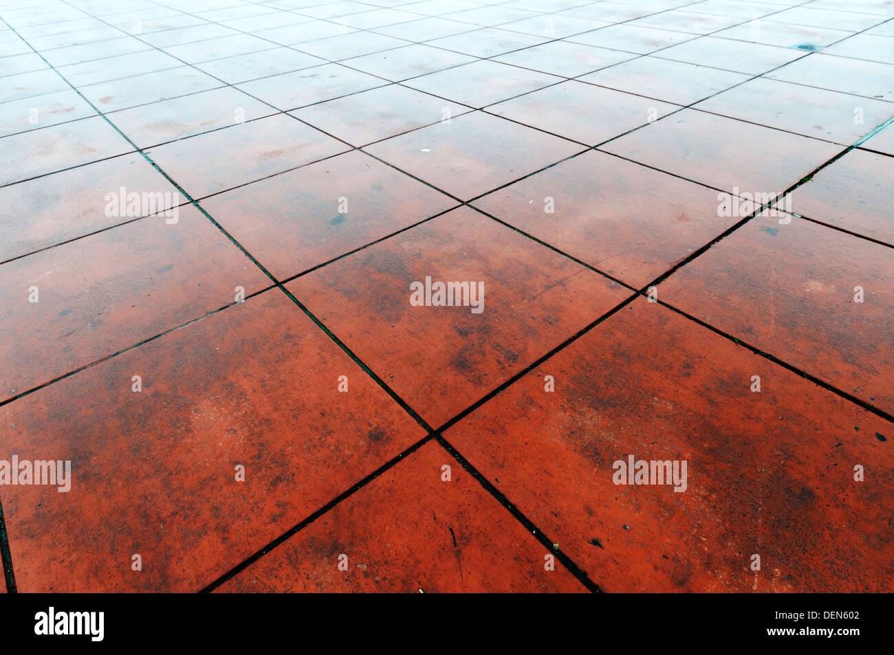 Red wallpaper bathroom hi-res stock photography and images - Alamy