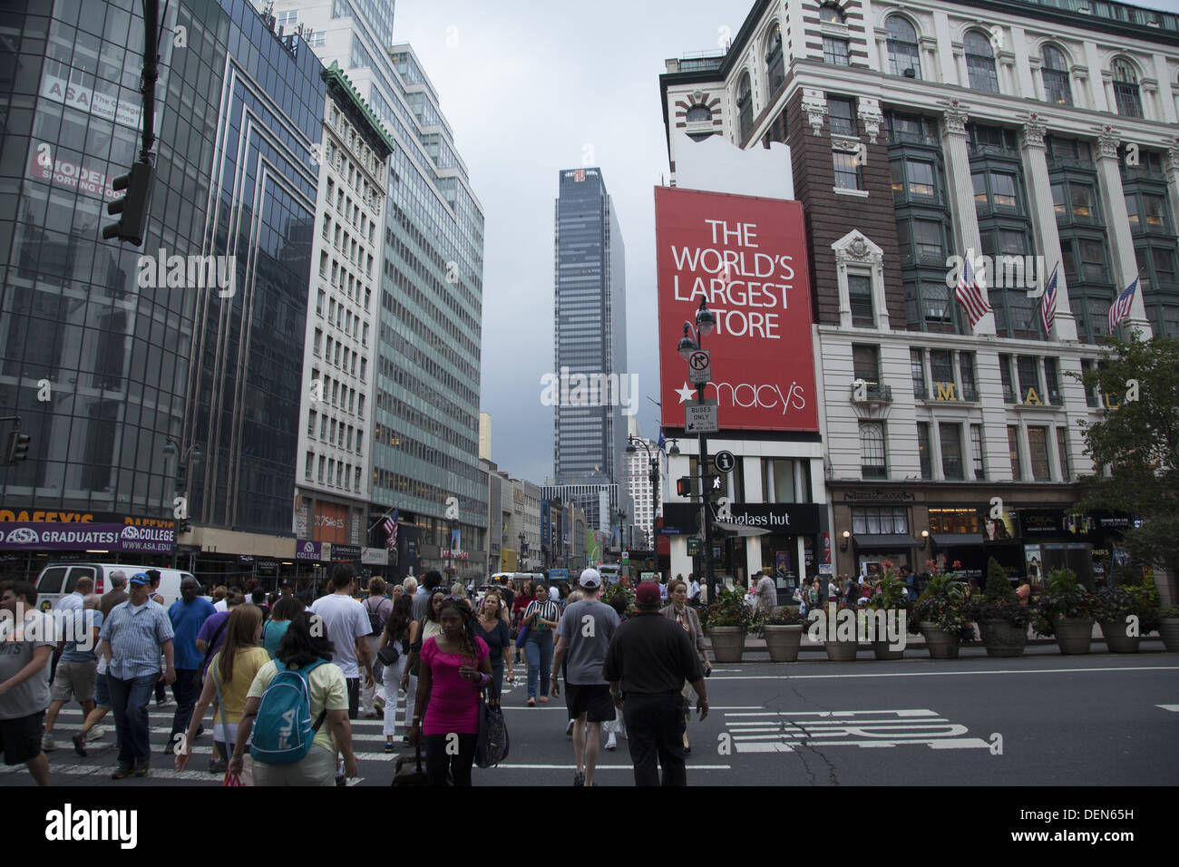 34th street people walking crossswalk hi-res stock photography and ...