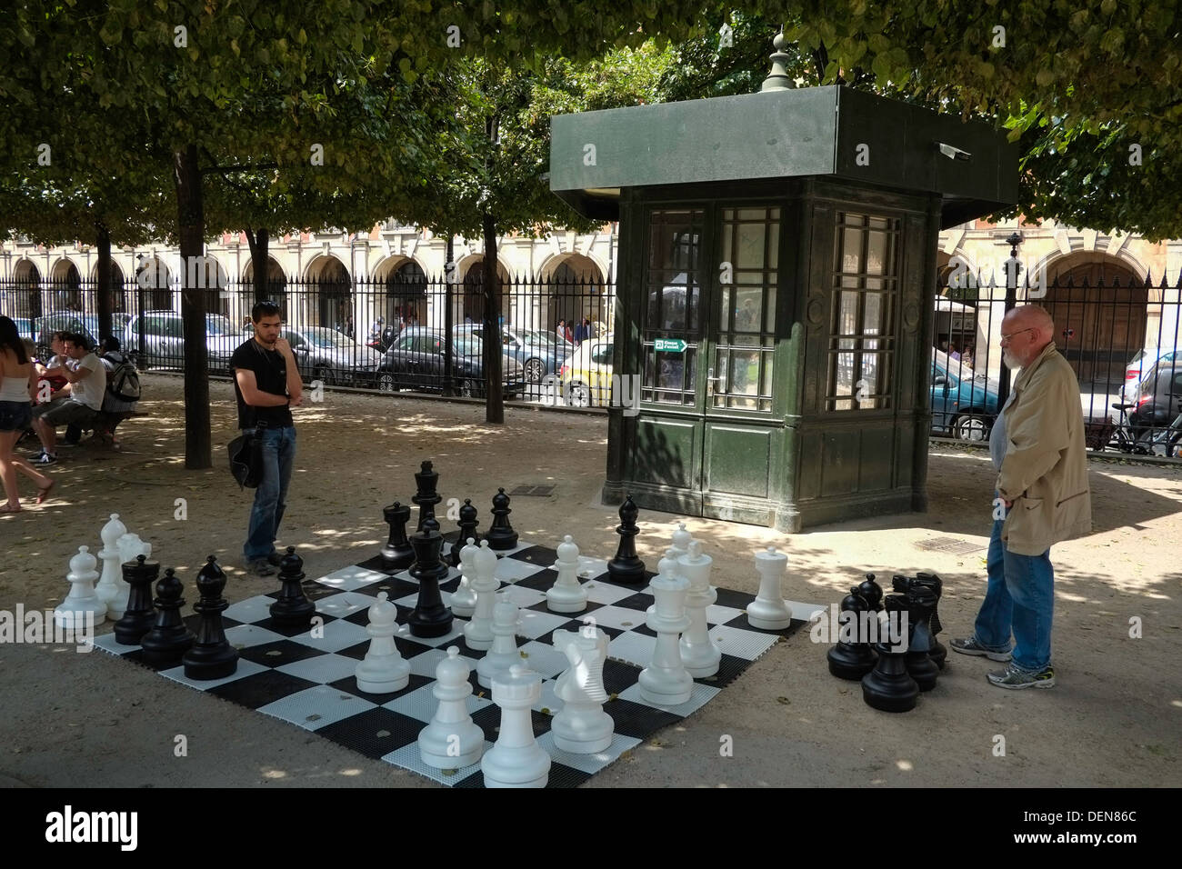 Two men playing chess in the Place des Vosges, Paris, France Stock ...