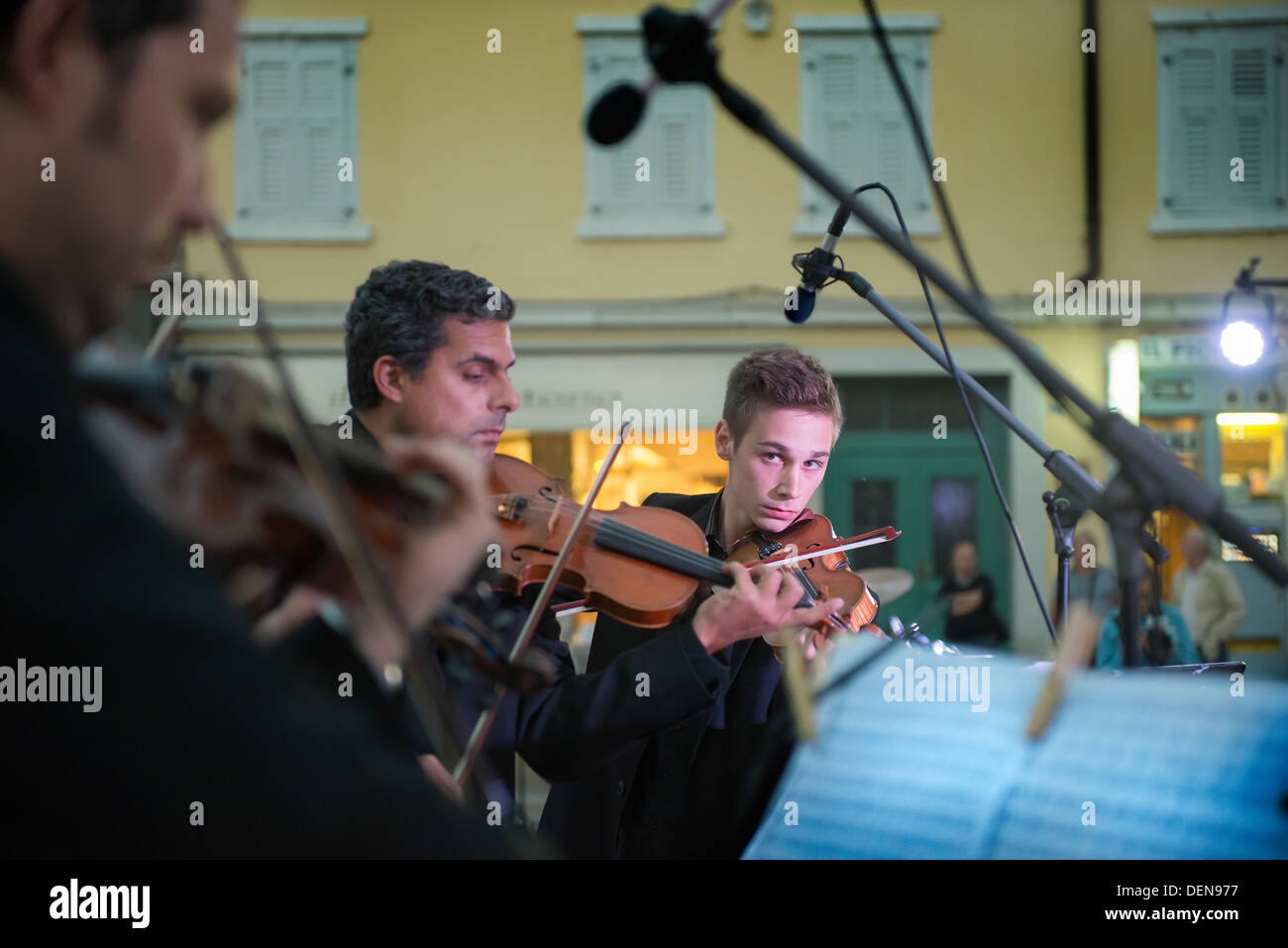 Orchestra in street hi-res stock photography and images - Alamy