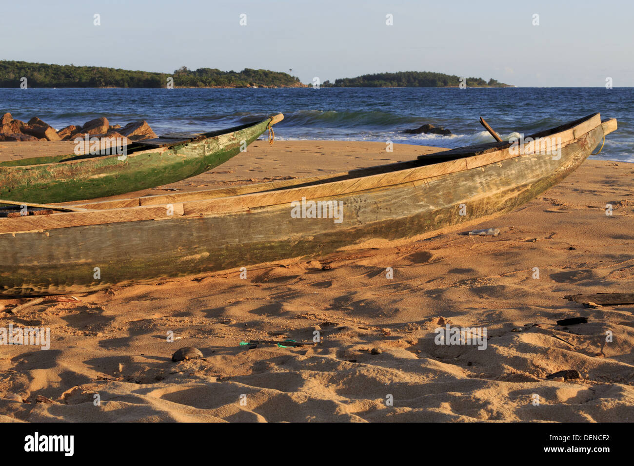Dugout canoes on beach hi-res stock photography and images - Alamy
