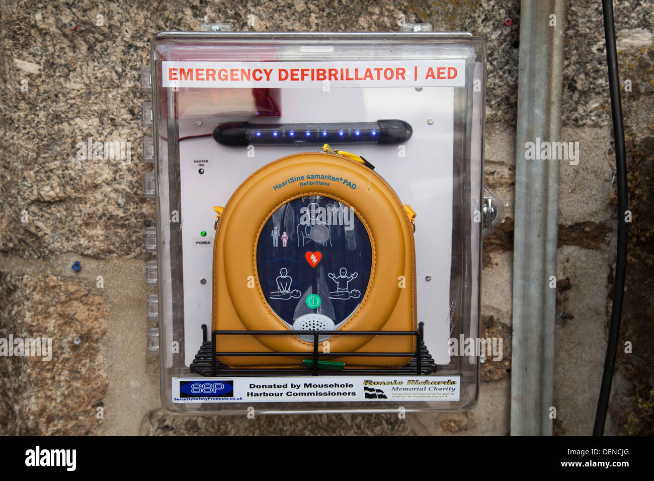 On street defibrillator hi-res stock photography and images - Alamy