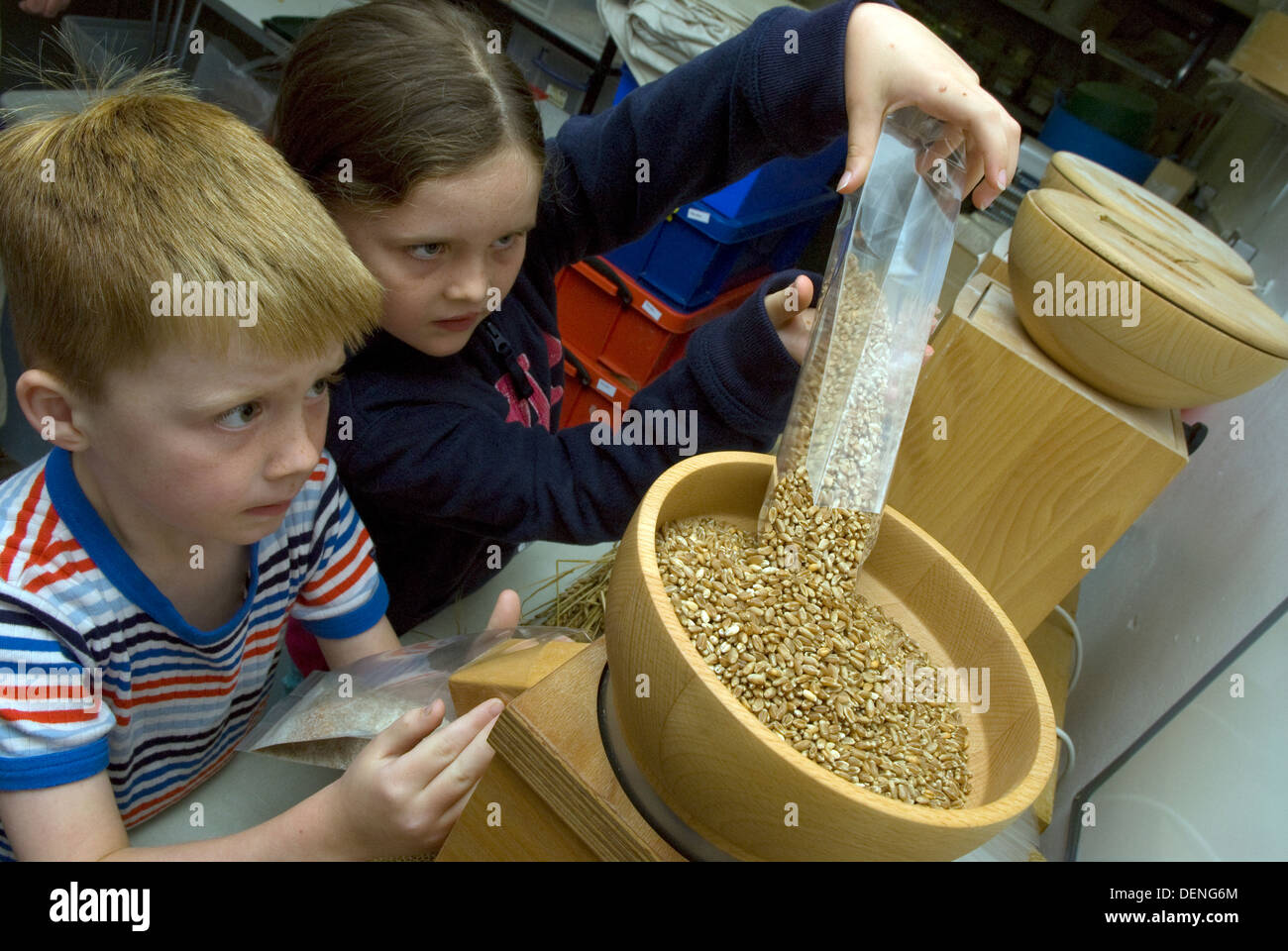 Flour milling hi-res stock photography and images - Alamy