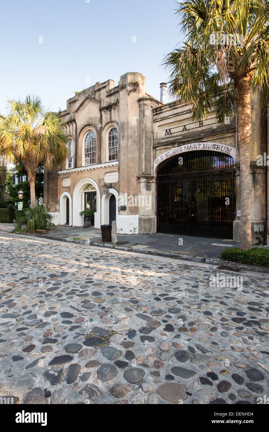 Charleston old slave mart museum hi-res stock photography and images ...