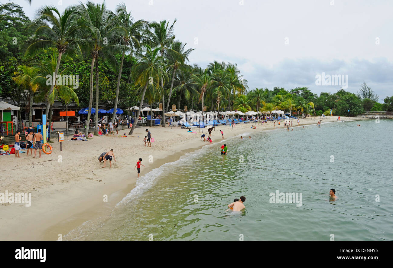 Holiday makers enjoying the beaches on Sentosa island, Singapore Stock ...