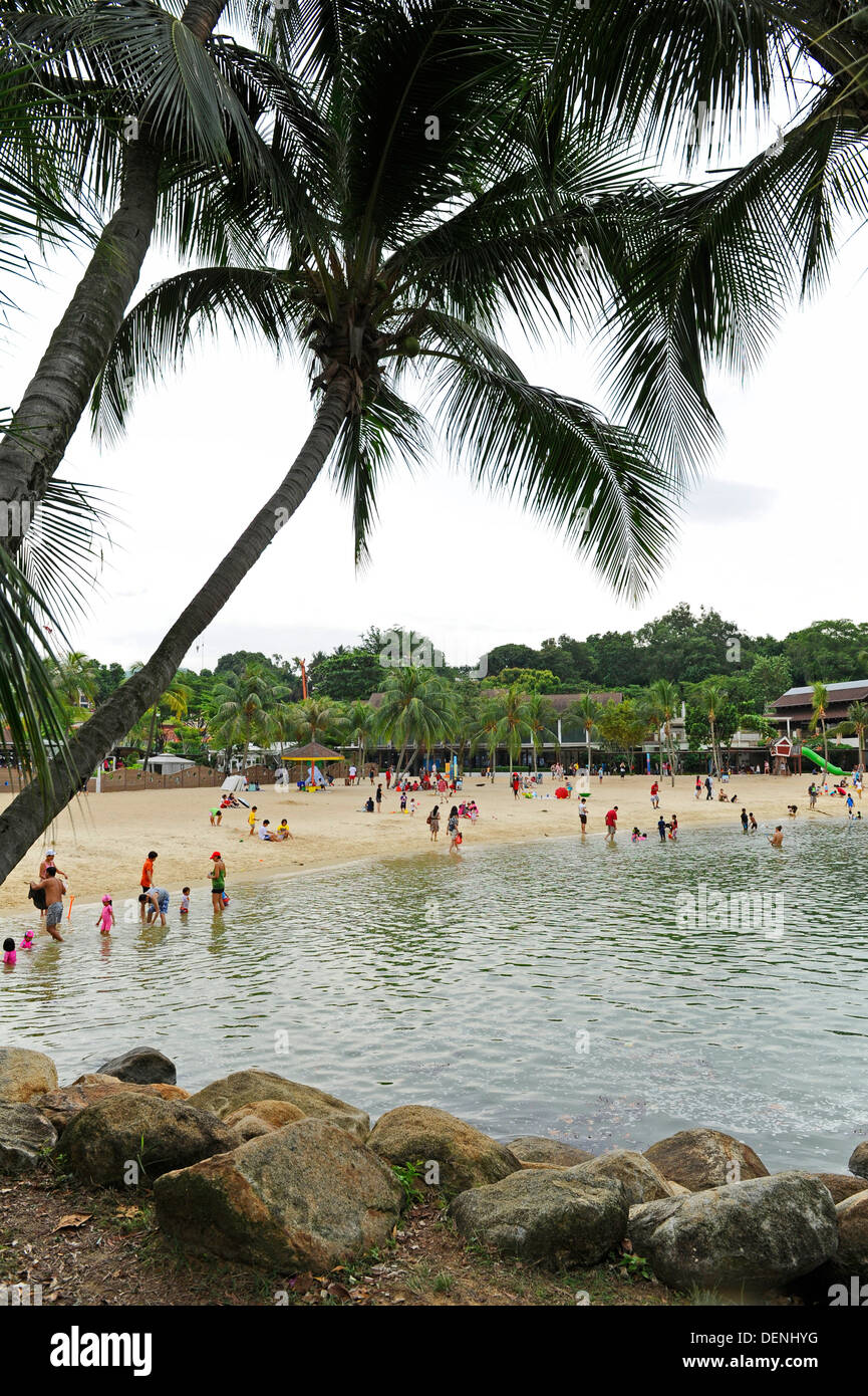 Holiday makers enjoying the beaches on Sentosa island, Singapore Stock ...