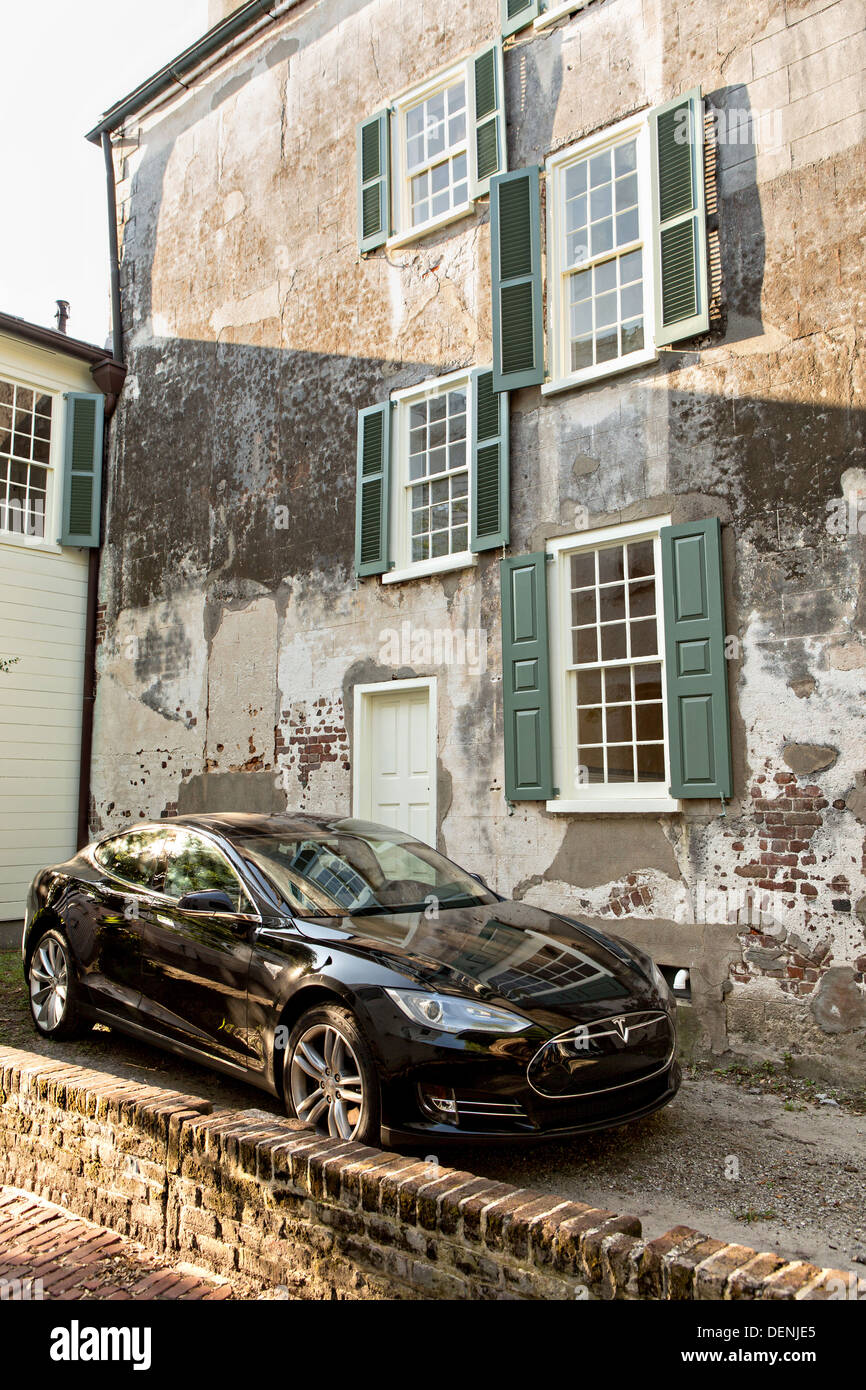 Car parked outside house street hi-res stock photography and images - Alamy