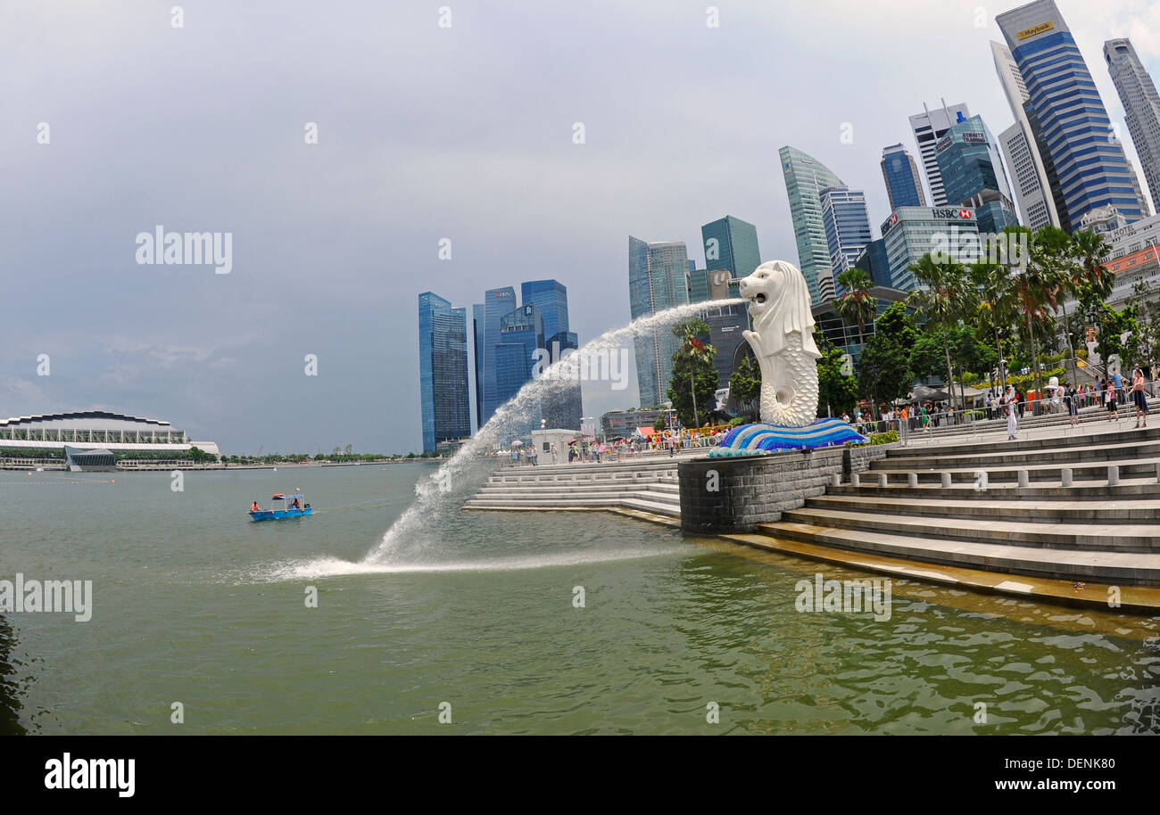 The Merlion, a major tourist attraction at Marina bay in Singapore ...