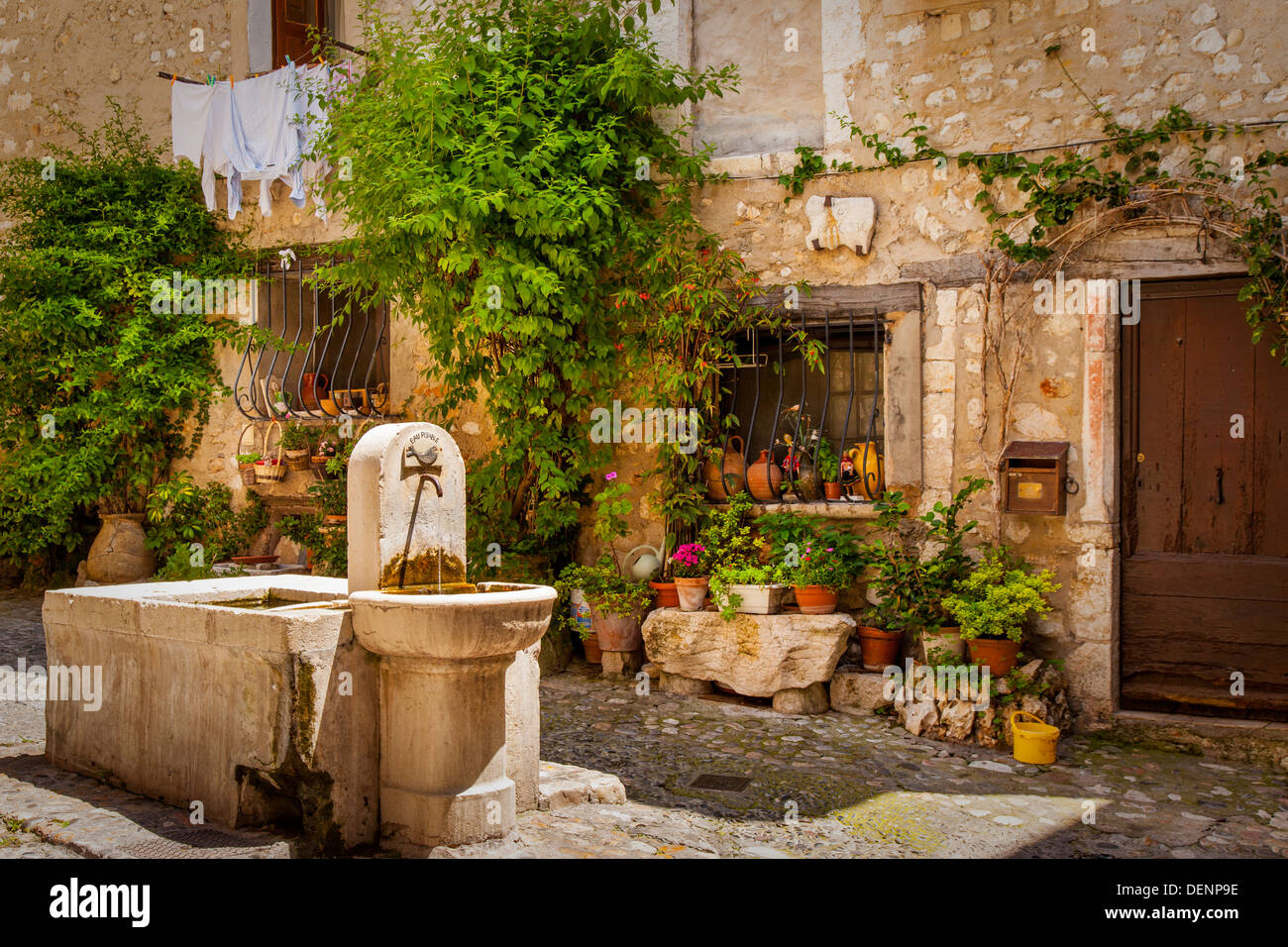 Medieval well village france hi-res stock photography and images - Alamy