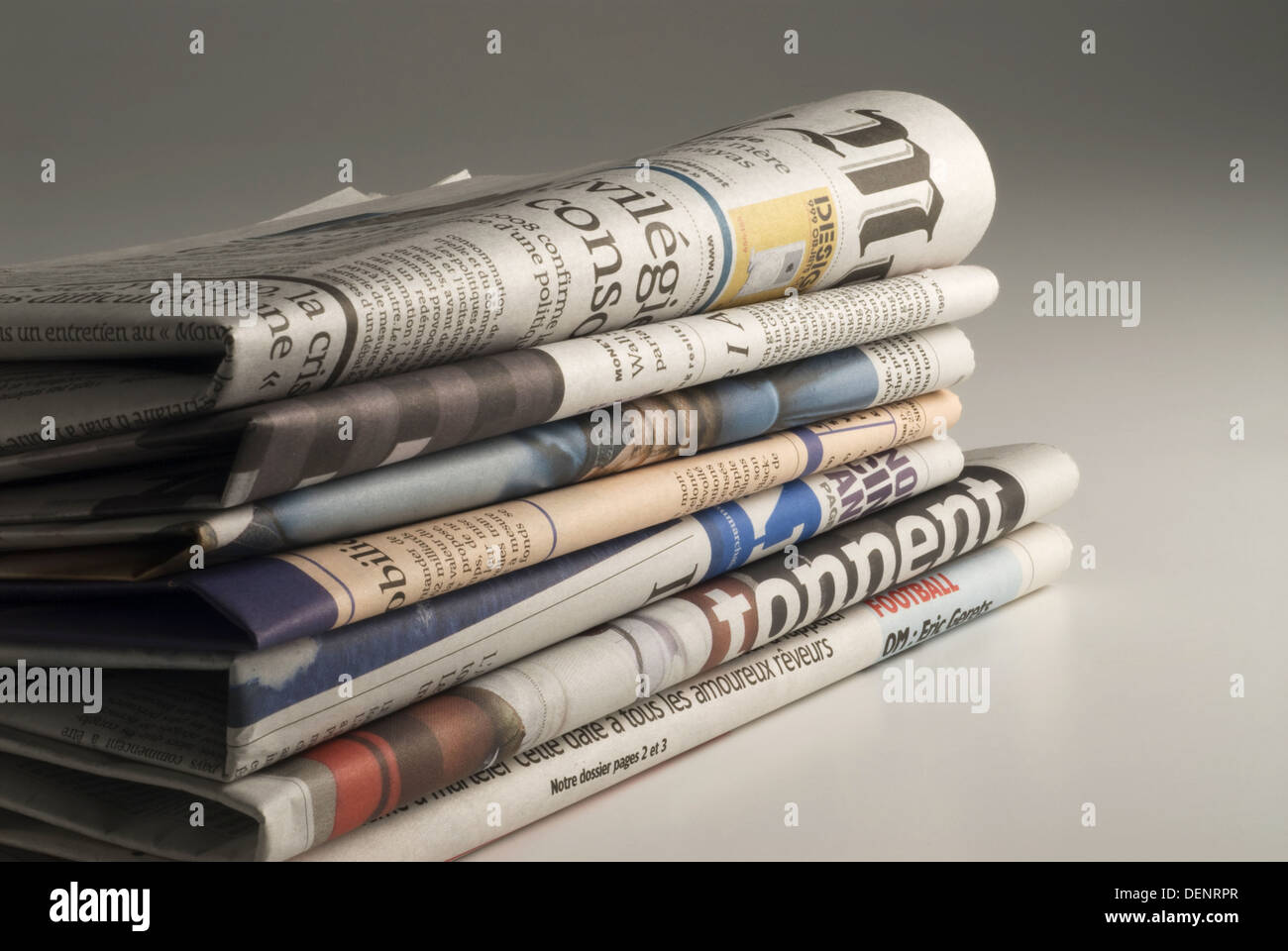 French newspapers figaro monde hi-res stock photography and images - Alamy