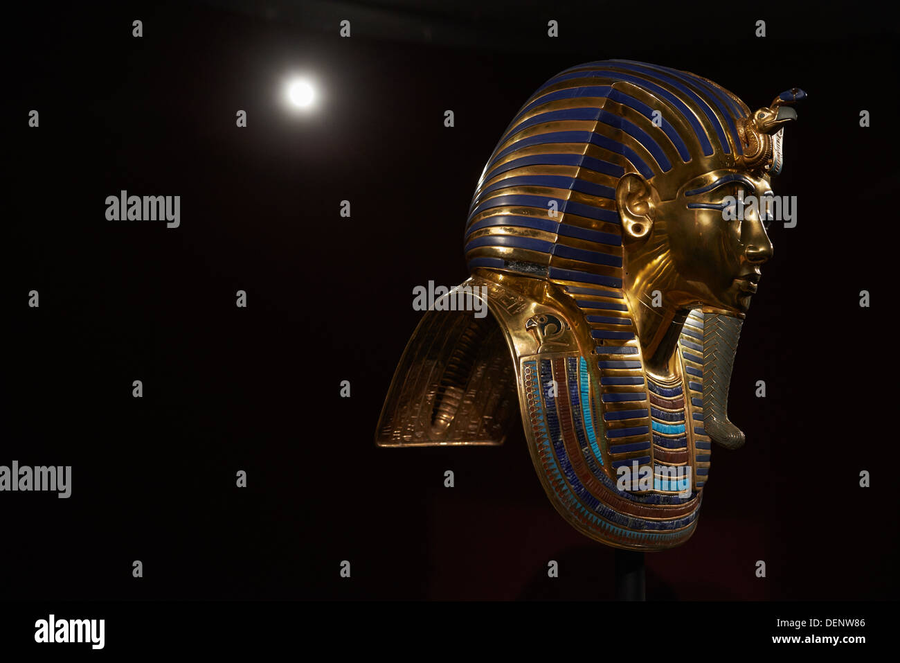 Mask of tutankhamun replica hi-res stock photography and images - Alamy