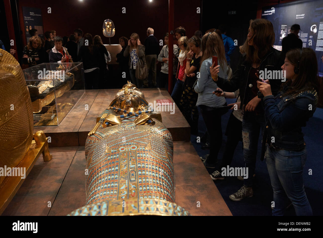 King Tut’S Tomb Treasures: Tutankhamun Statue – VIWQN