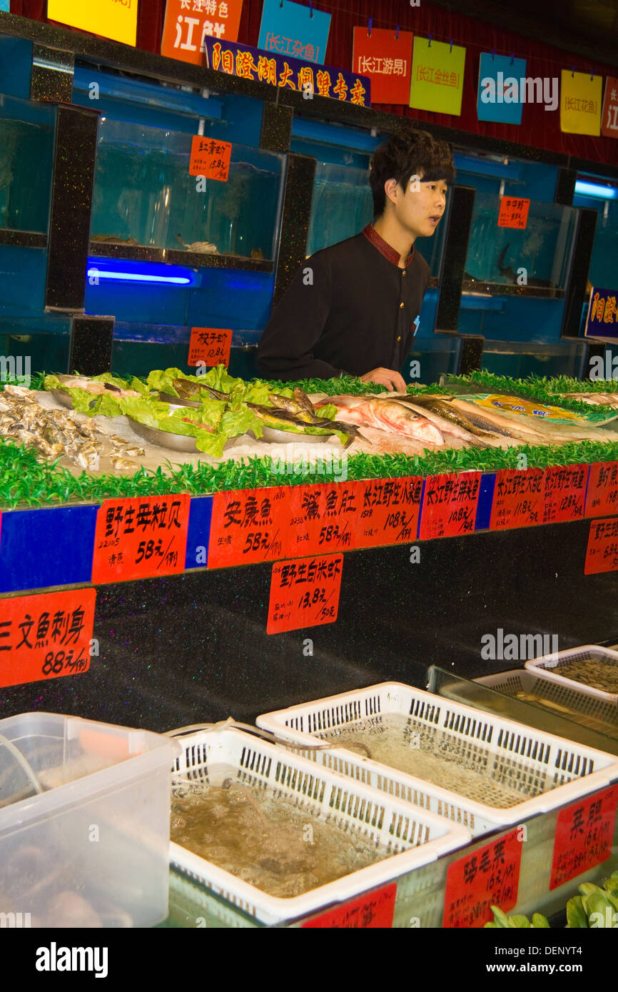 Chinese restaurant fish tanks hi-res stock photography and images - Alamy