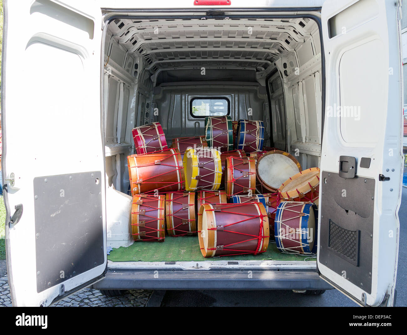 African wooden drums hi-res stock photography and images - Alamy