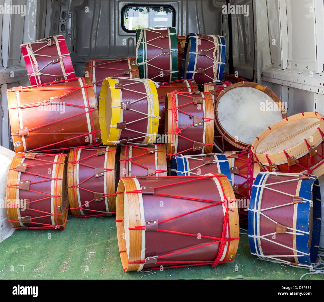 African wooden drums hi-res stock photography and images - Alamy