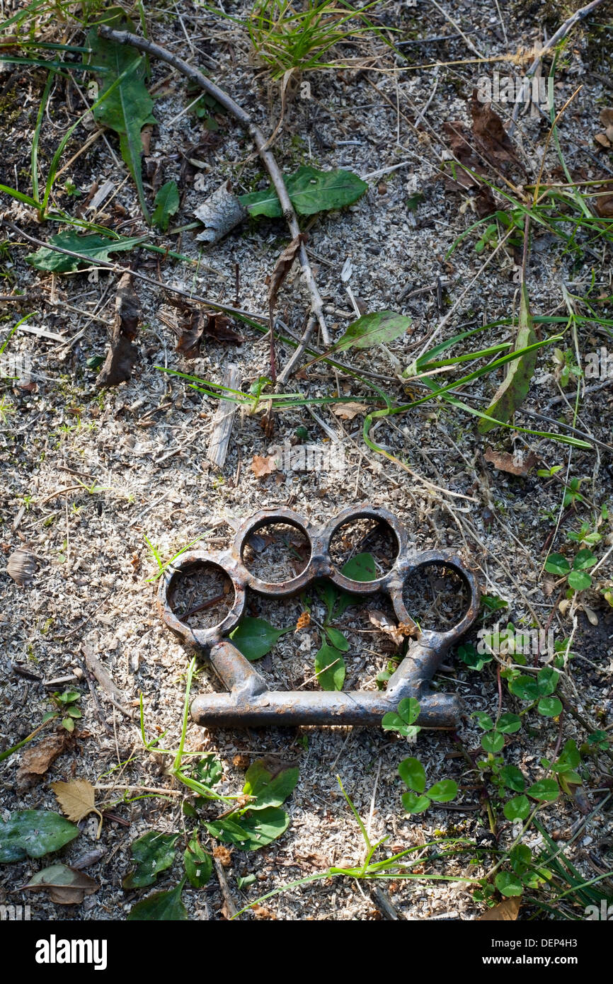 Metal knuckle duster hi-res stock photography and images - Alamy