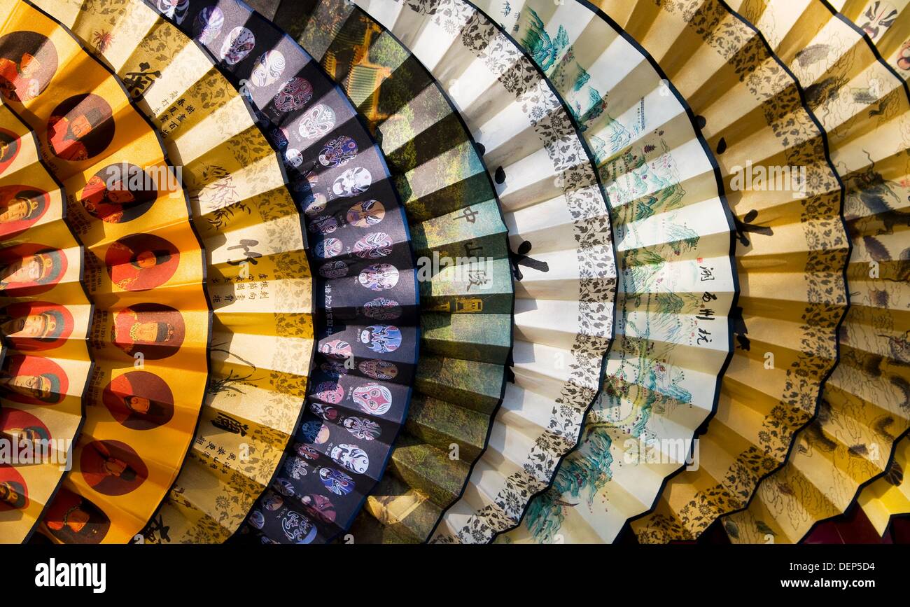 Chinese paper fans hi-res stock photography and images - Alamy