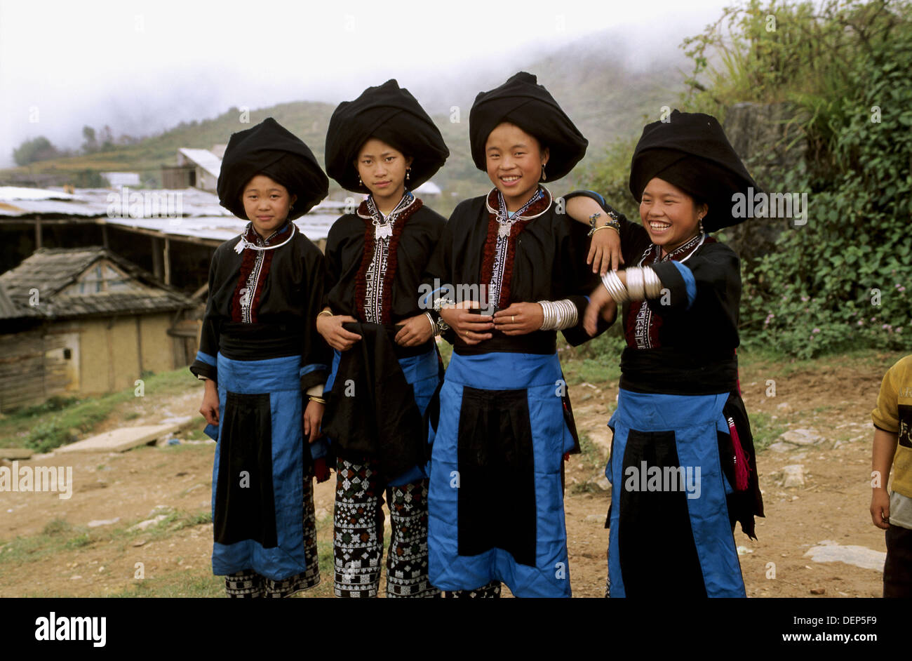 Yao ethnic girls in traditional hi-res stock photography and images - Alamy