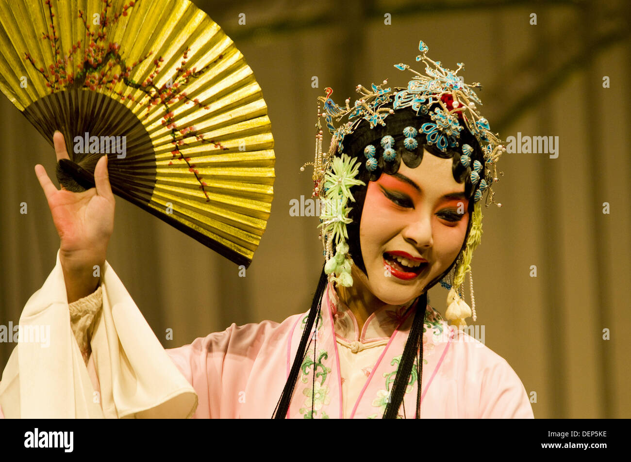 Makup artist hi-res stock photography and images - Alamy