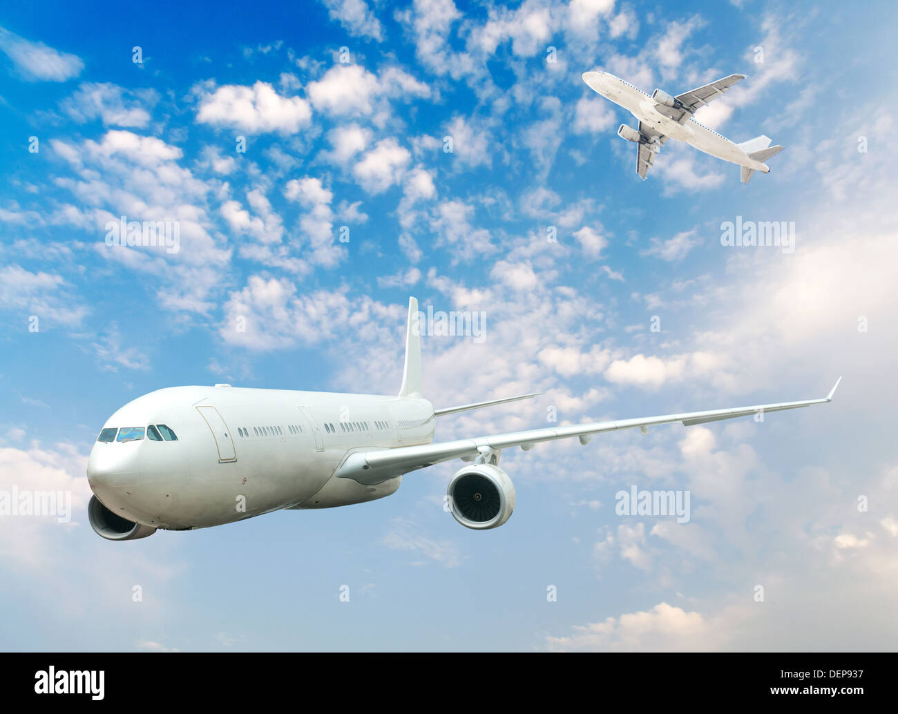 Passenger jet plane in the sky hi-res stock photography and images - Alamy