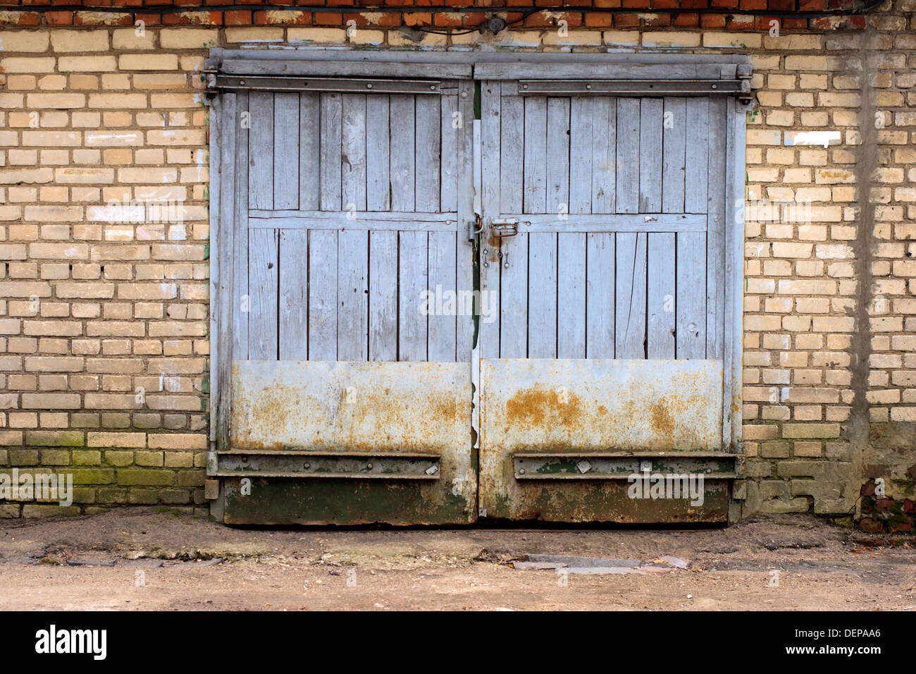 old garage gate Stock Photo - Alamy