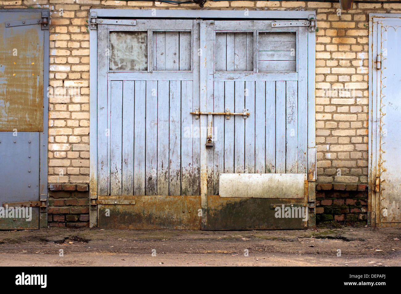 old garage gate Stock Photo - Alamy