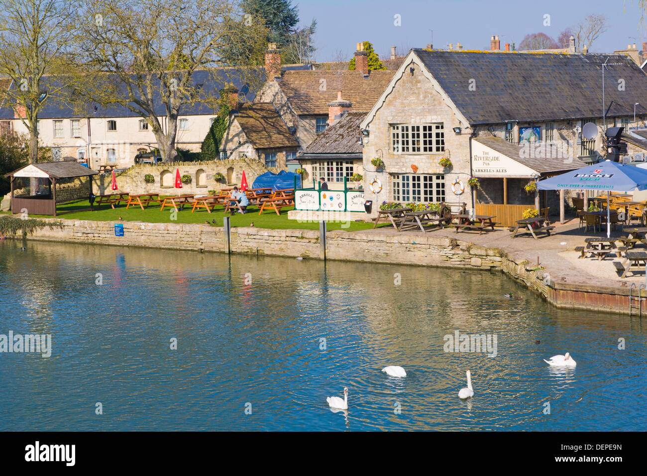Riverside pub lechlade hi-res stock photography and images - Alamy