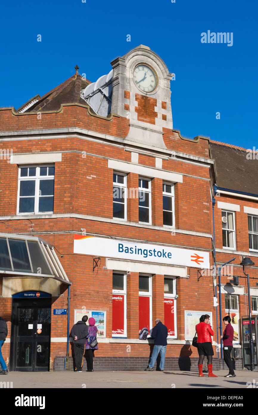 Basingstoke railway station hi-res stock photography and images - Alamy