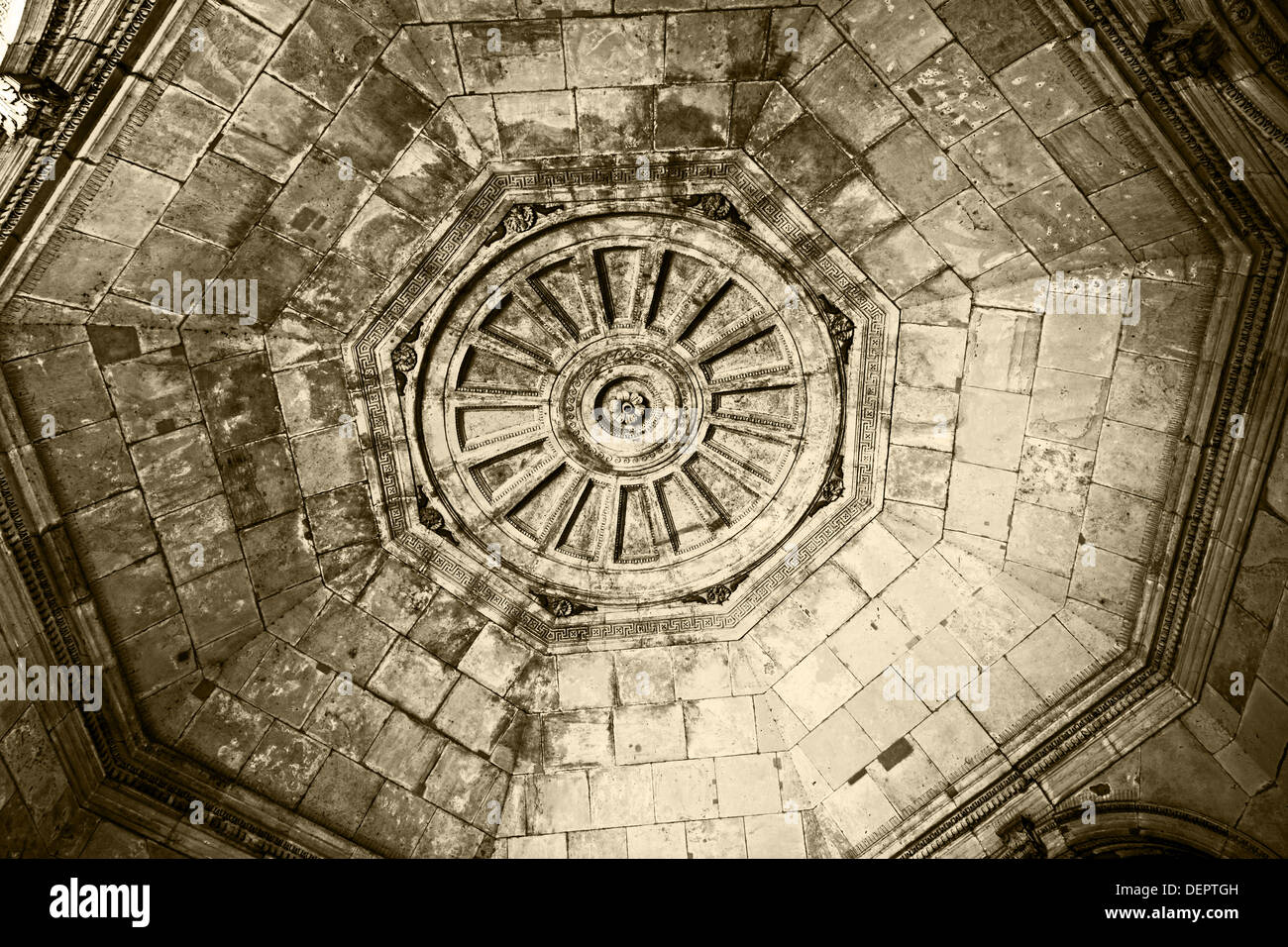 Islamic art pattern ceiling hi-res stock photography and images - Alamy