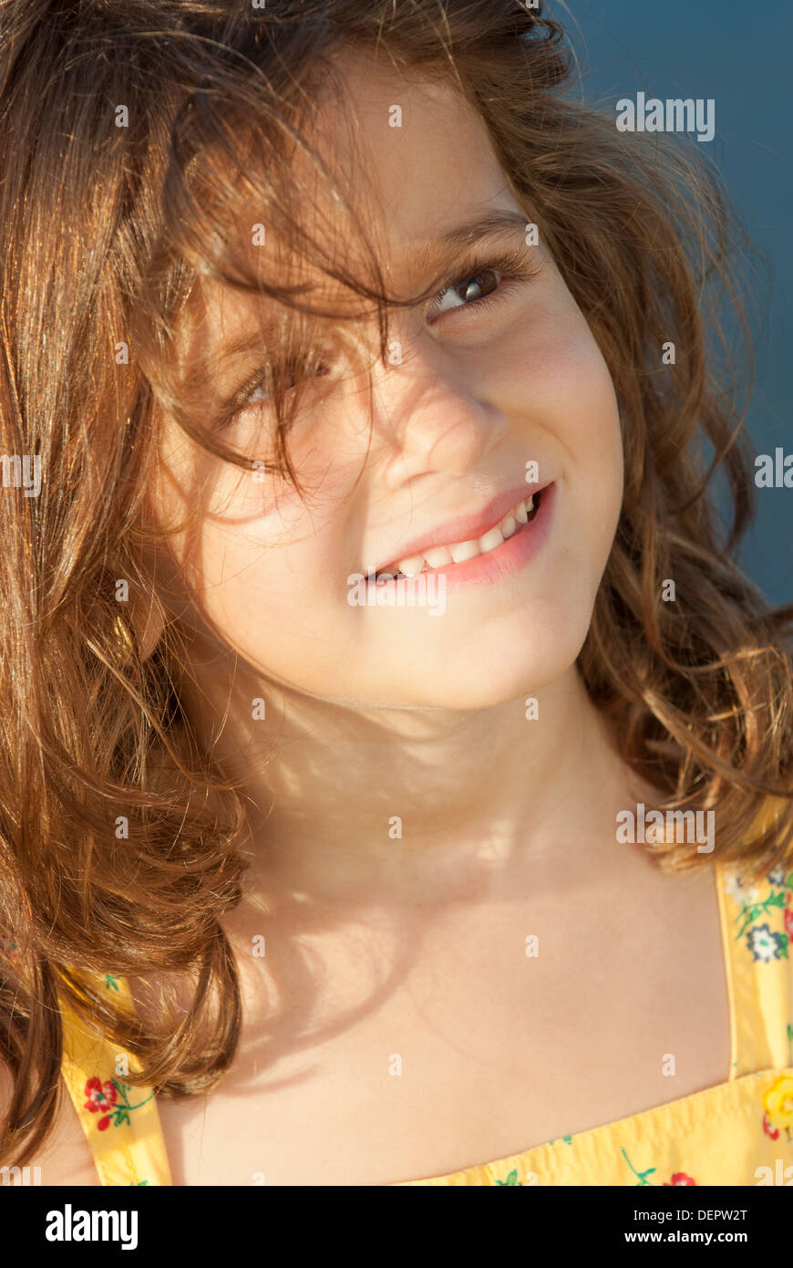 Little girl looking up Stock Photo - Alamy