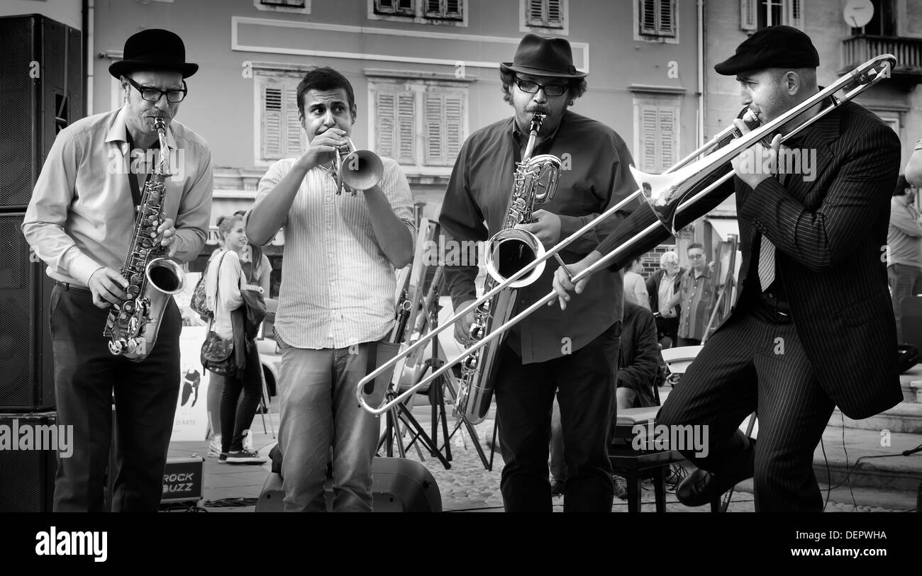 Street artist performing on Black and White Stock Photos & Images - Alamy