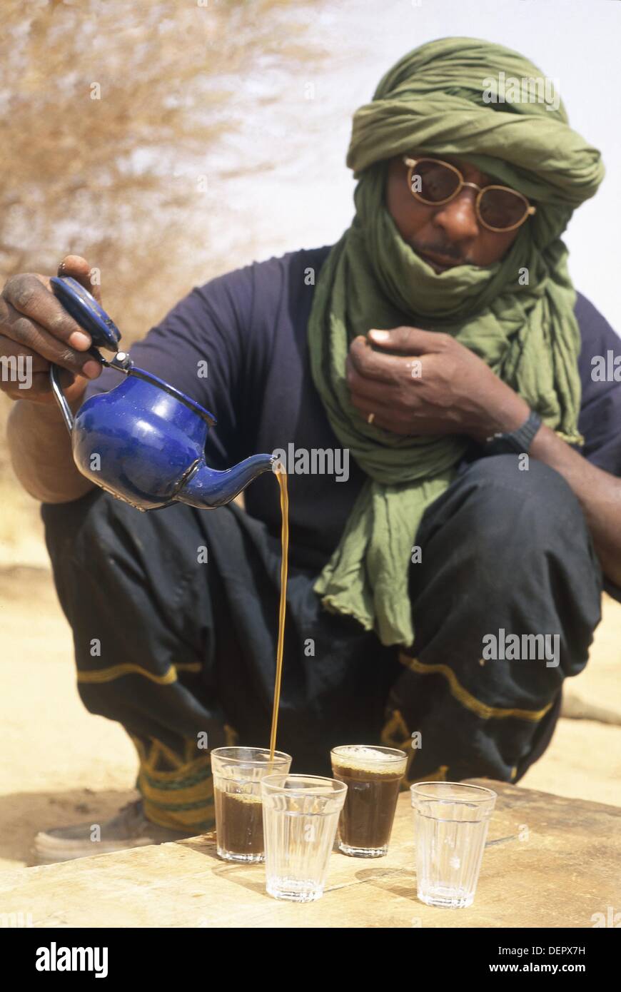 man serving tea, Aïr,Niger,Western Africa Stock Photo - Alamy
