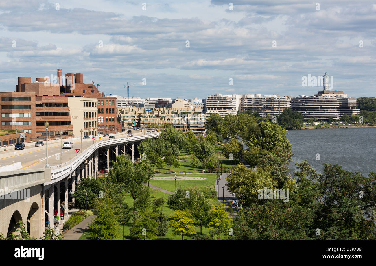 Whitehurst Freeway US Route 29 on banks of Potomac leading to Watergate ...
