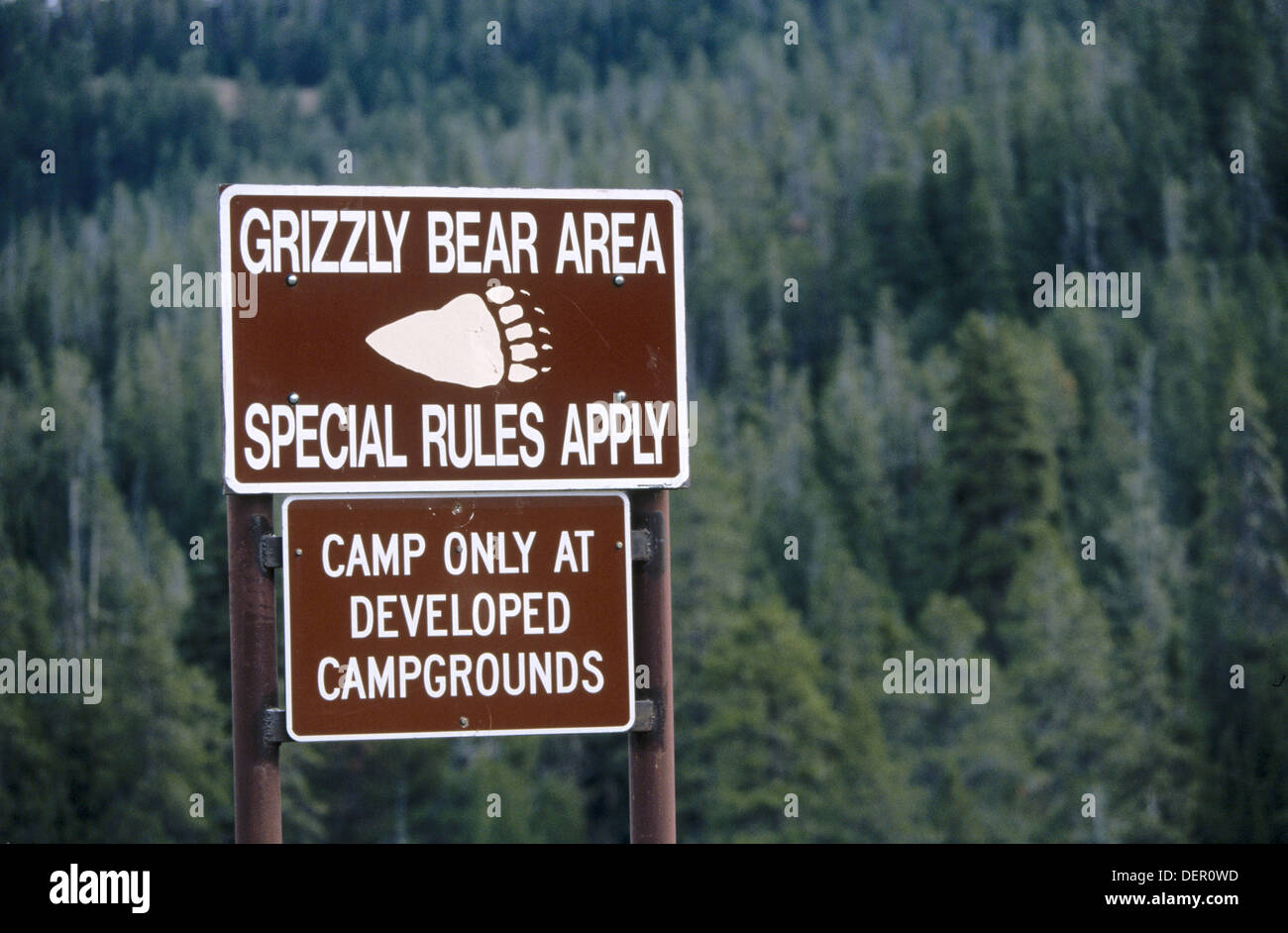 Yellowstone national park sign bear hi-res stock photography and images ...