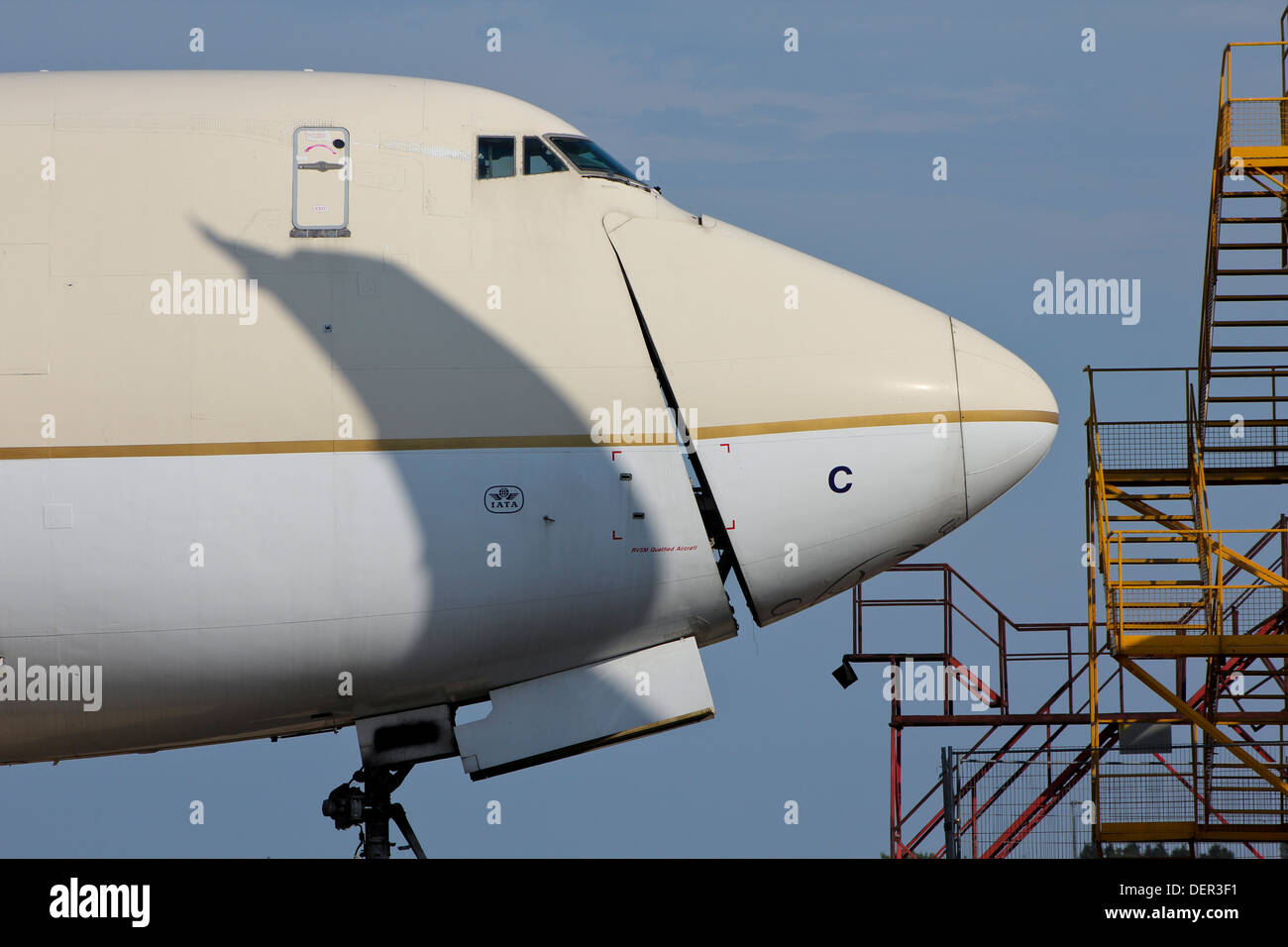 Airplane destruction hi-res stock photography and images - Alamy