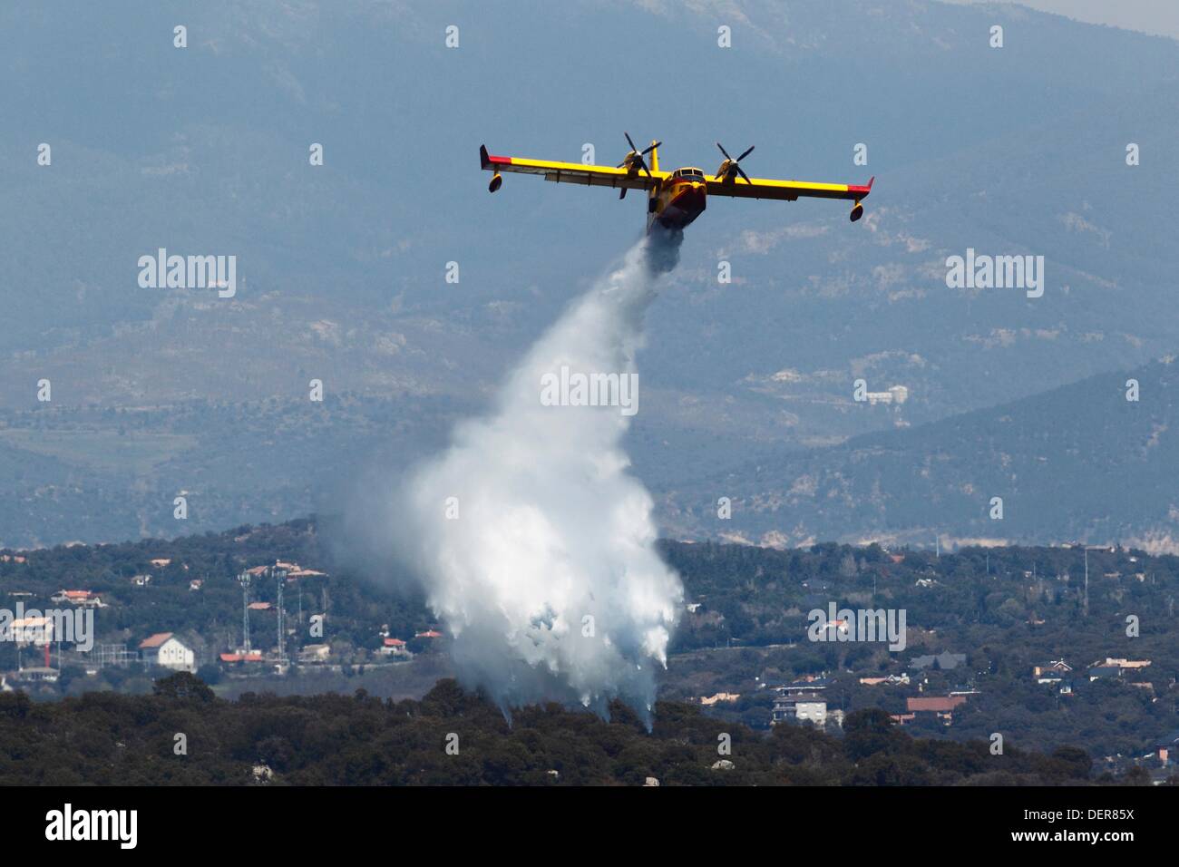 Seaplane fire fighting aircraft hi-res stock photography and images - Alamy