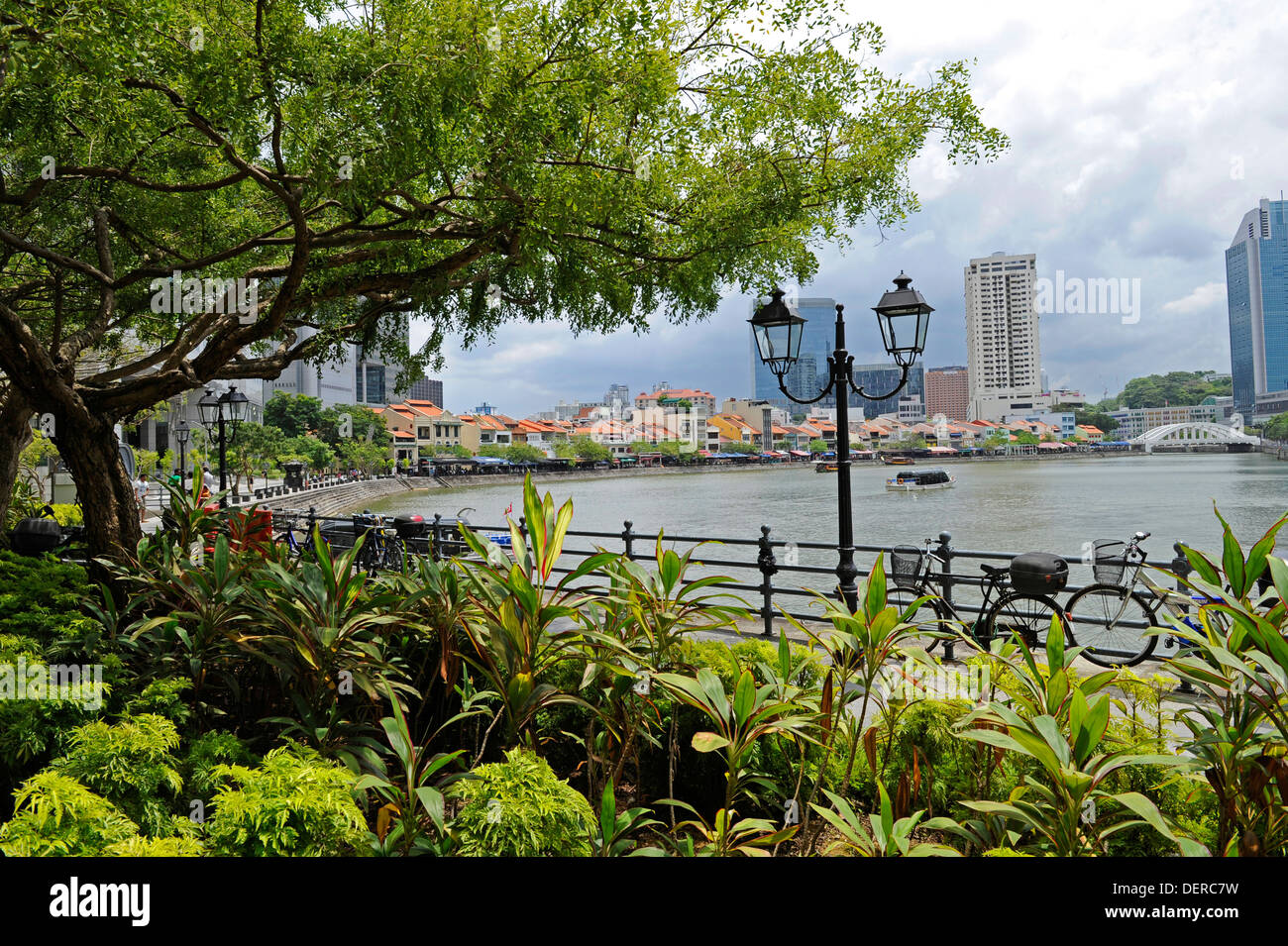 Boat quay in Singapore Stock Photo - Alamy