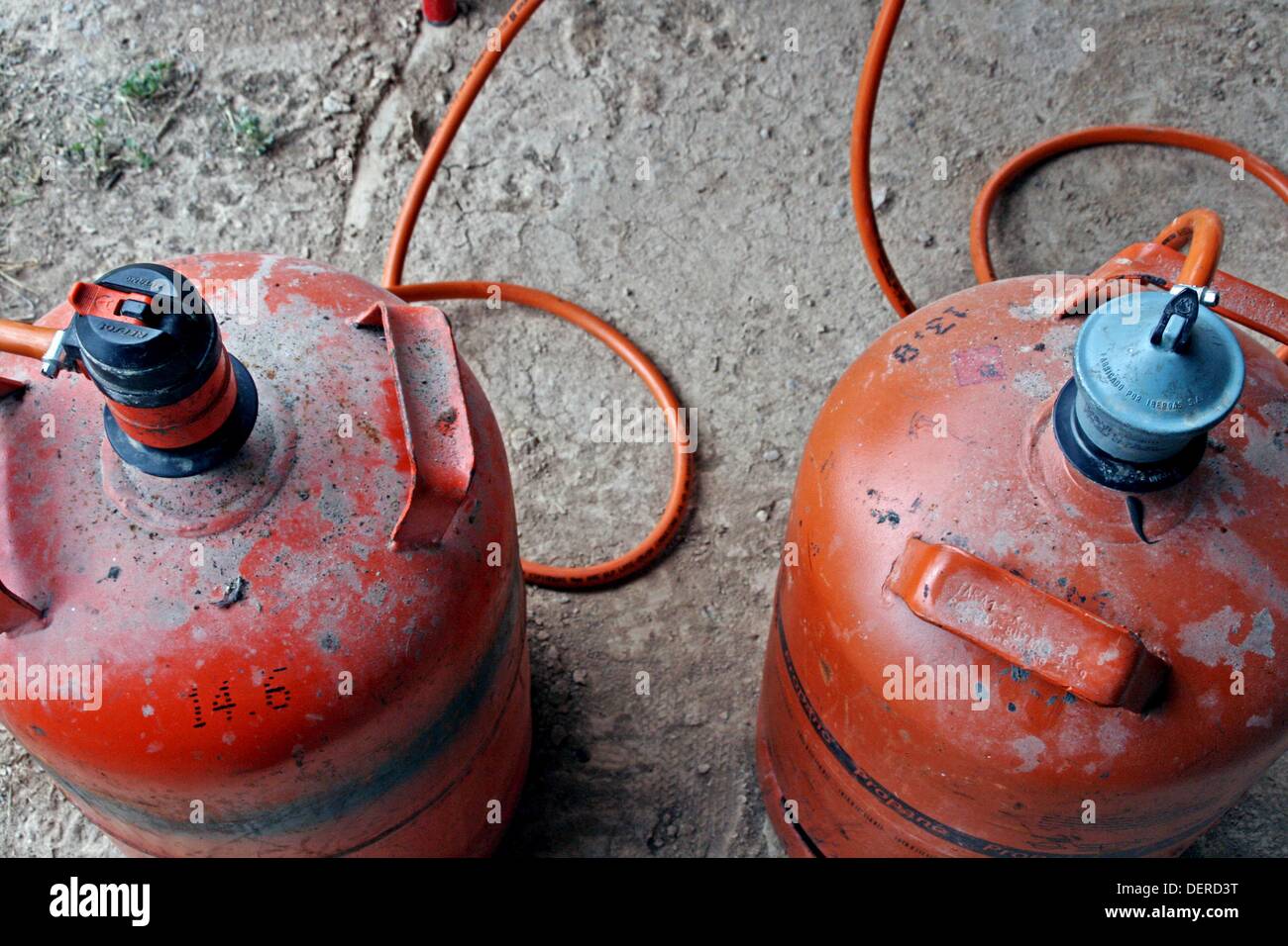Two horizontal cylinders hi-res stock photography and images - Alamy