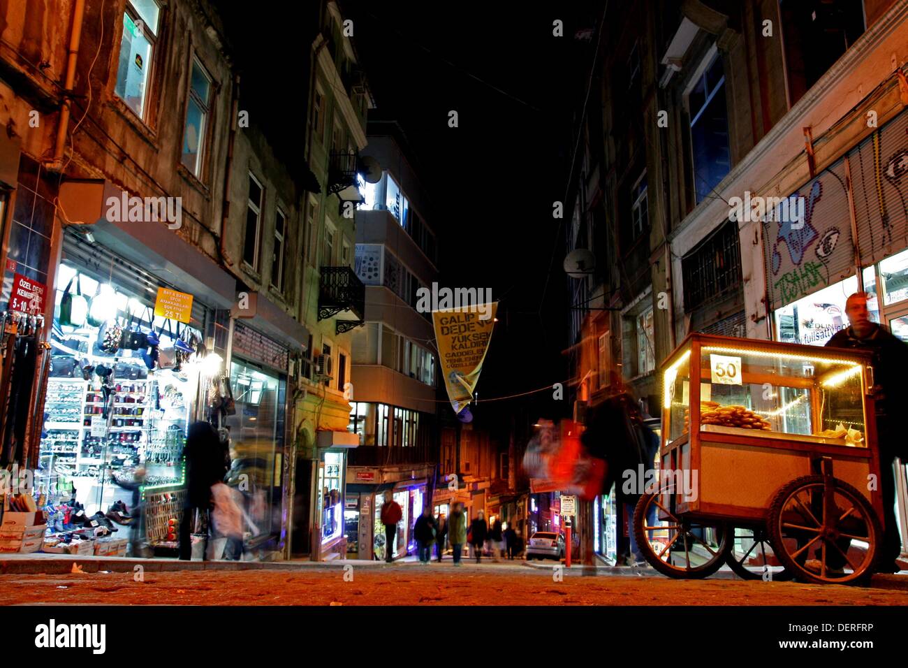 night, street vending, Istanbul, Turkey Stock Photo - Alamy