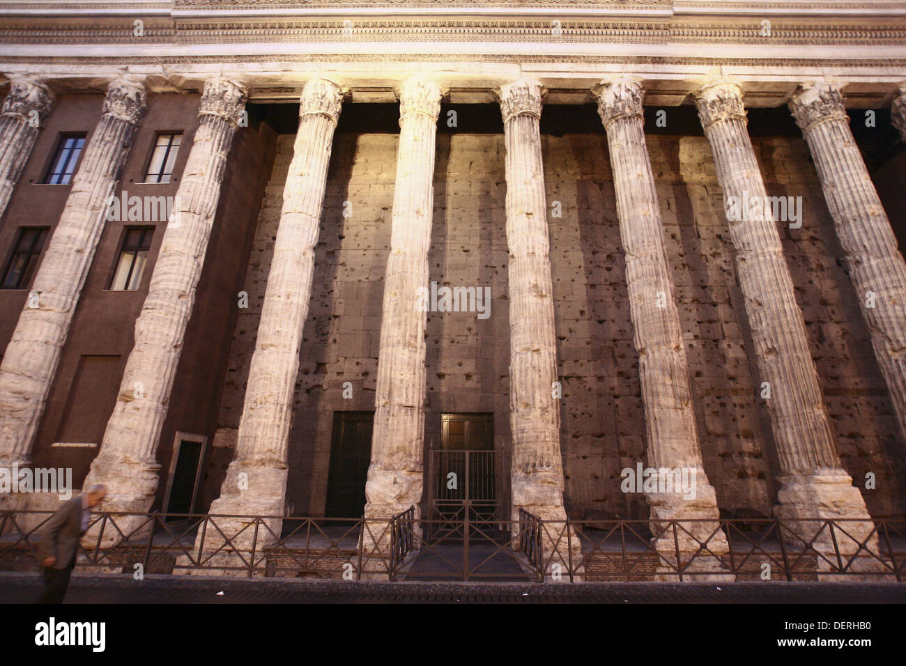 Templo de adriano roma hi-res stock photography and images - Alamy